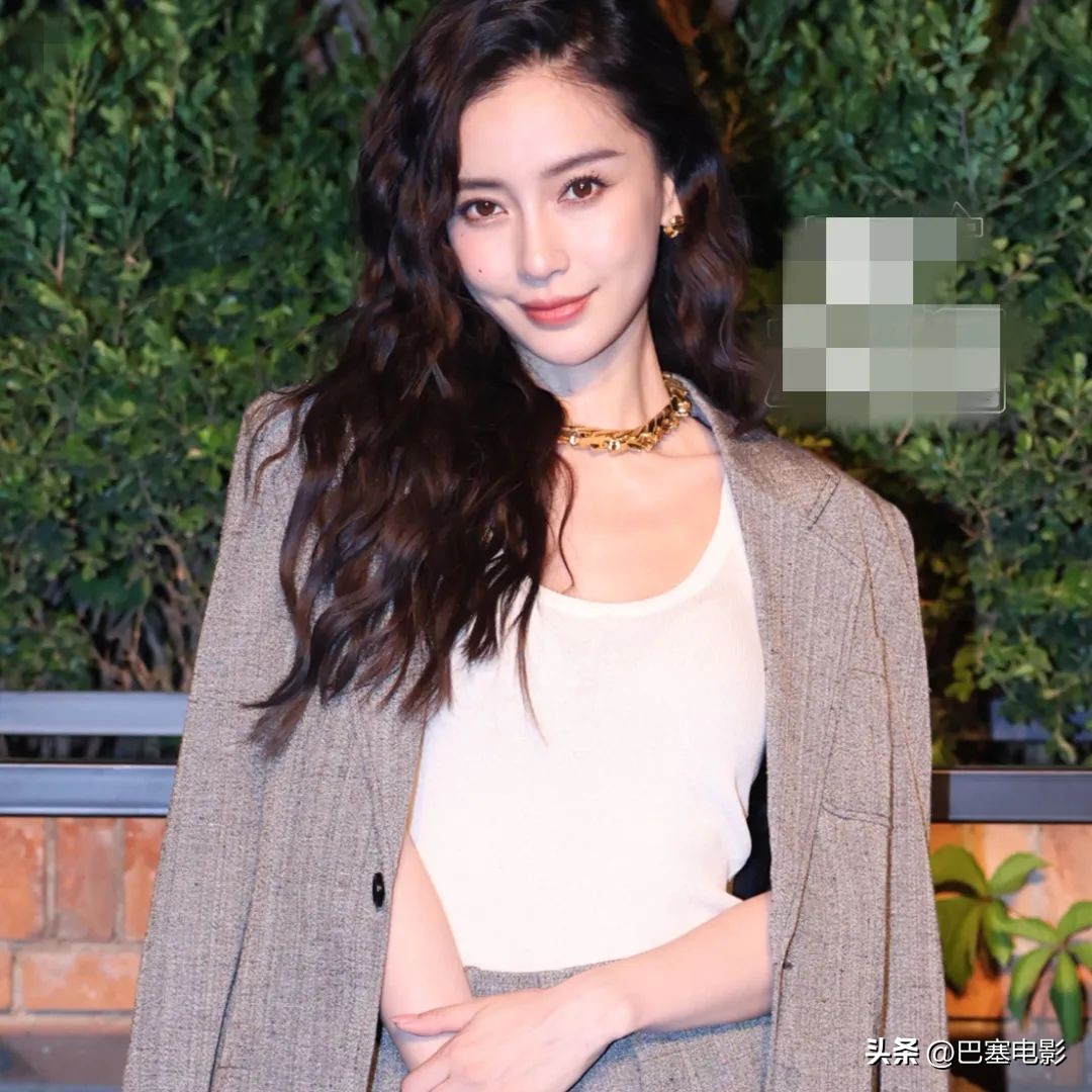 This night in Beijing, the baby is so charming, Dong Jie is dressed in ...