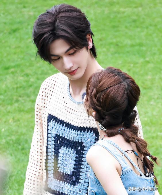 Bailu Zhang Linghe recorded sweet interactions in the group roundup, and the suspected love ...