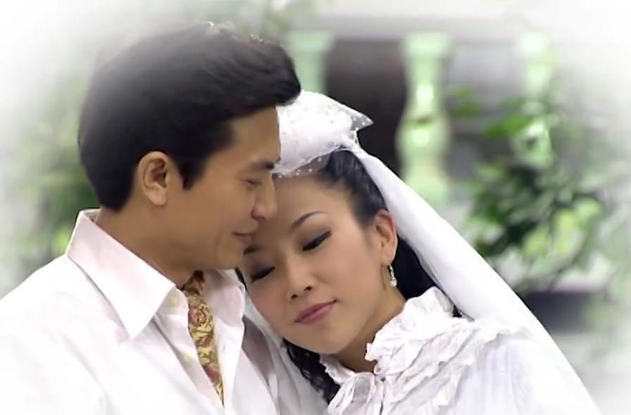 The 48-year-old "Mr. Han" Dong Tong married Han Zhifeng in the play. In reality, her husband is ...