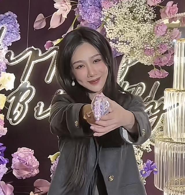 Yang Zi was questioned about plastic surgery, and her appearance ...