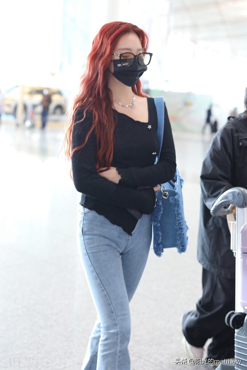 Zhang Zining appeared at the airport, with red hair and big waves ...
