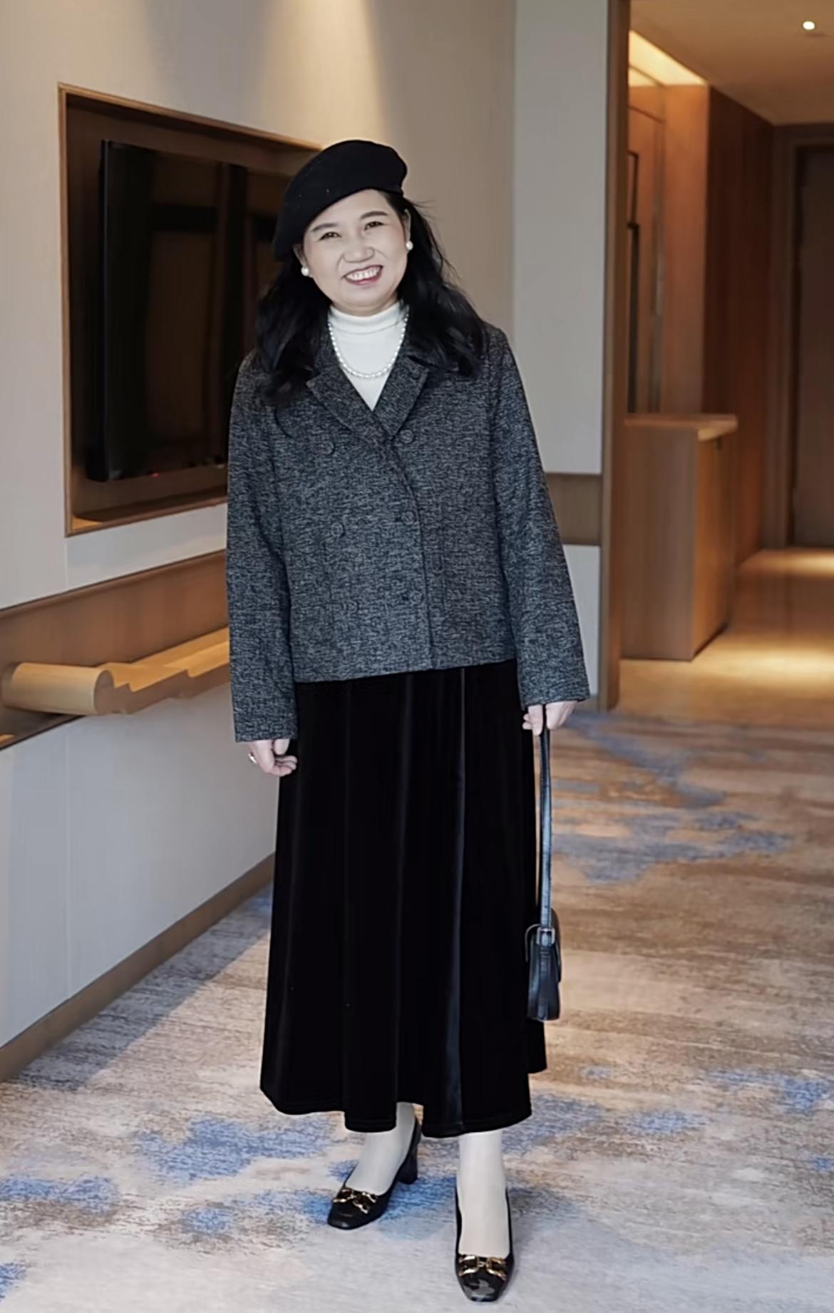 This is the fattest mom I've ever seen: no waist, no flowers, foreign ...