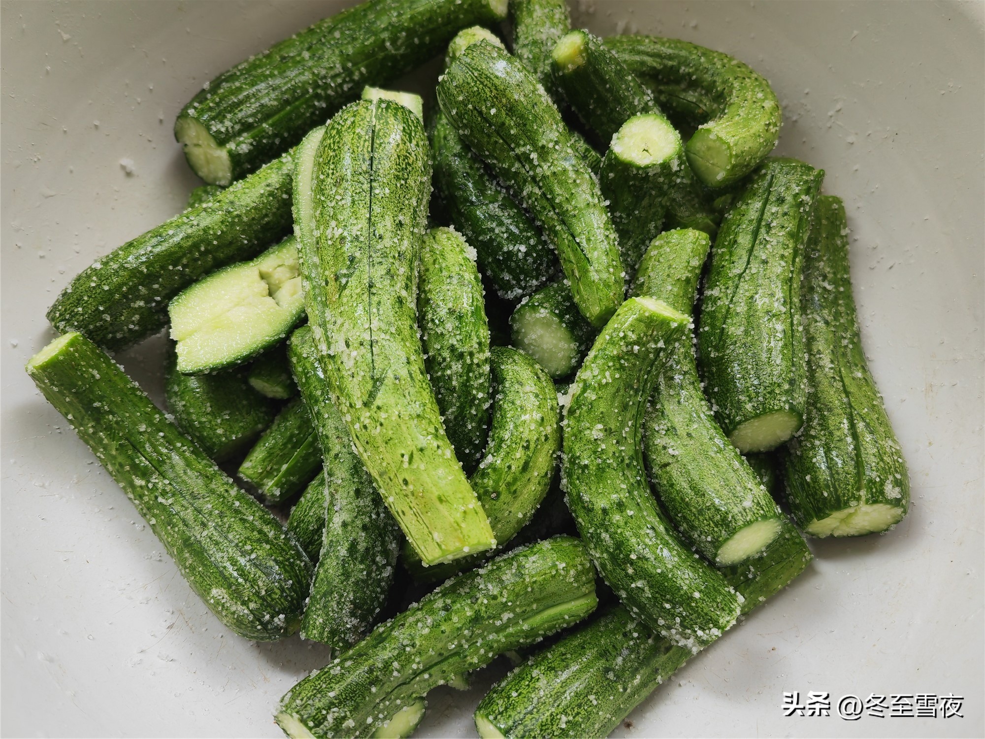 How to cook Northeast small cucumber leek flower pickles? Teach you how ...
