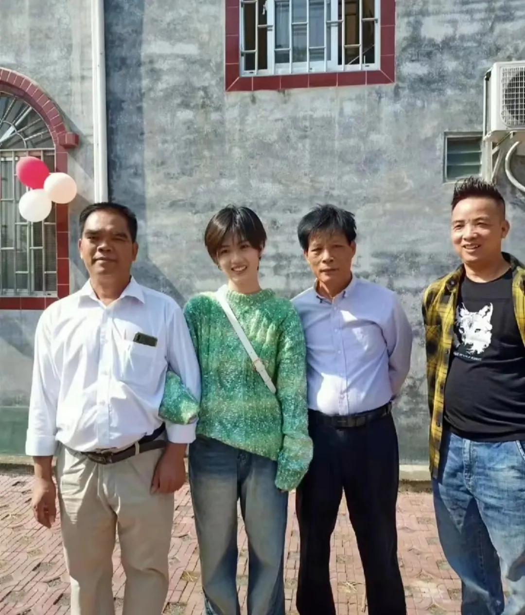 Good Voice Liang Yuying went back to her hometown to celebrate with a ...