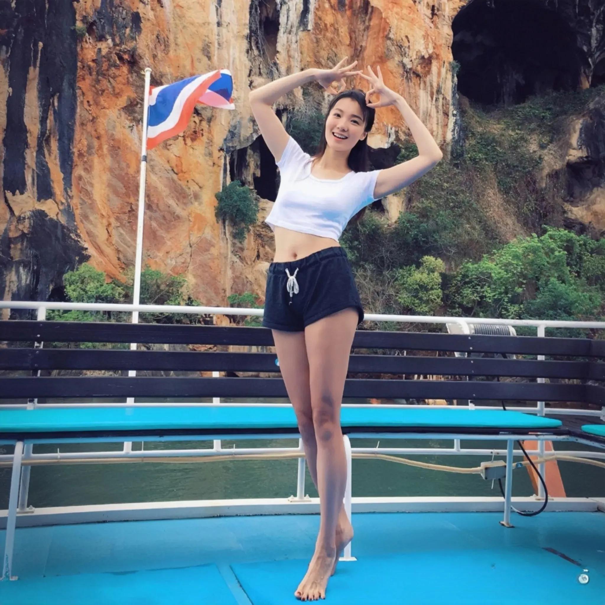 After seeing Qi Xi's long legs, I realized what a real goddess is - iNEWS