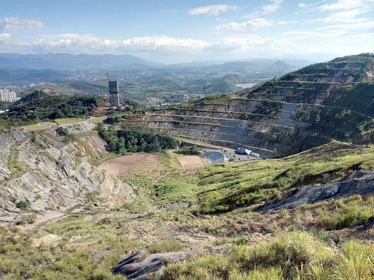 In-depth exploration of the complexity of human nature, touching the ...