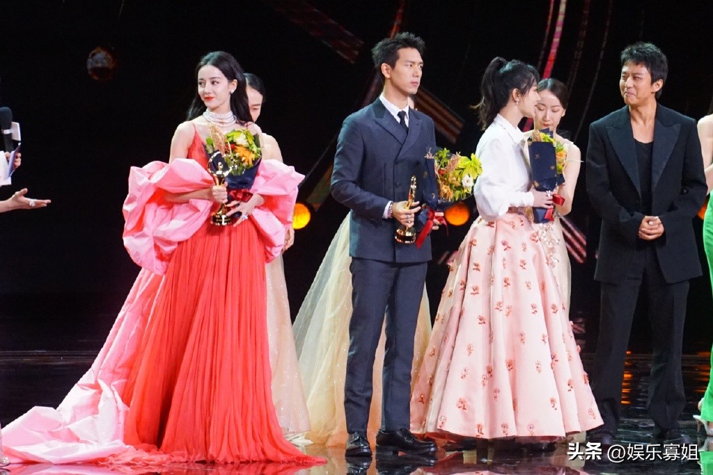 Weibo Night Ceremony, Li Xian finished helping Di Lieba and Yang Zi ...