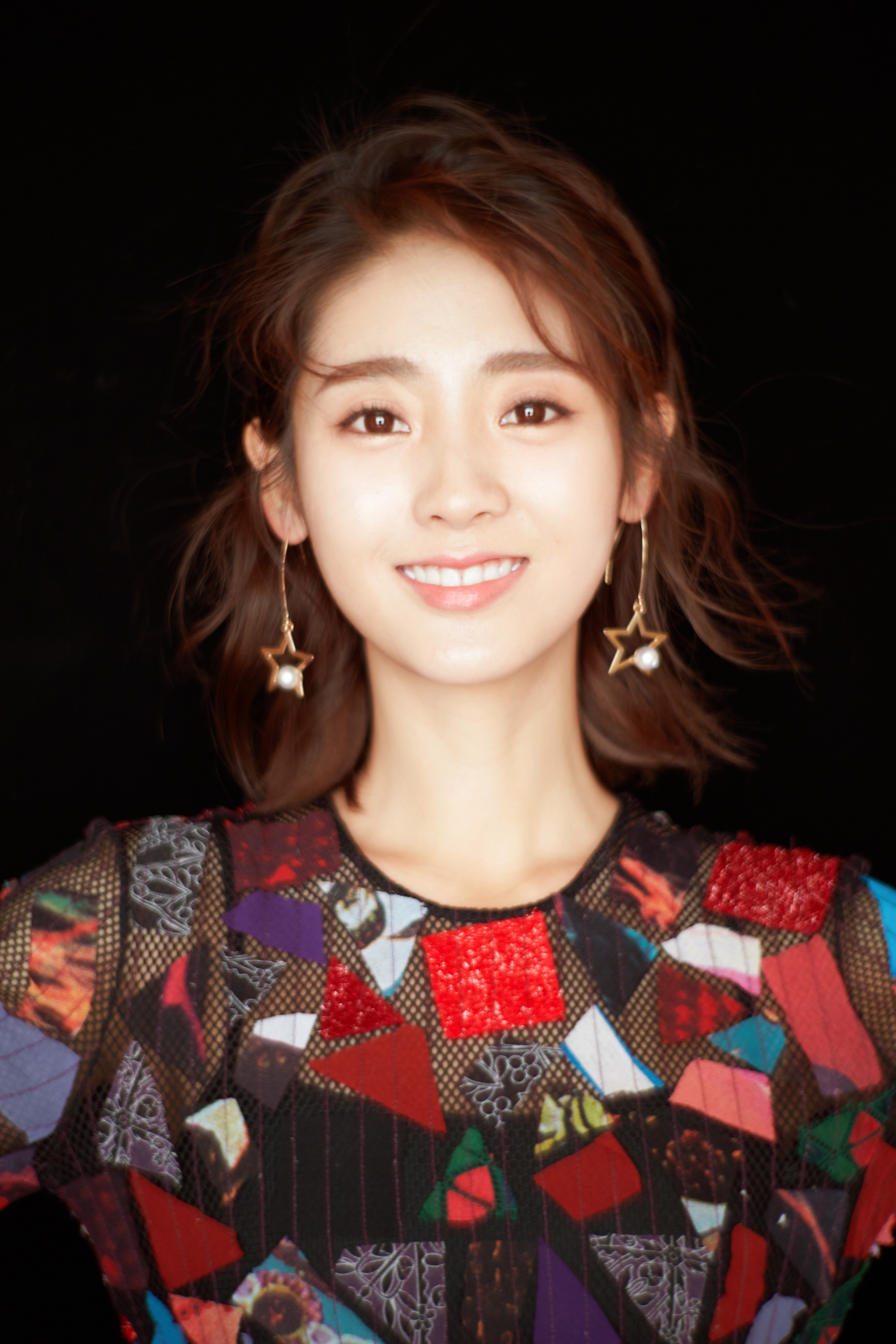 "Sweet Pet Queen" Xing Fei, wearing a blue waistless skirt, full of ...