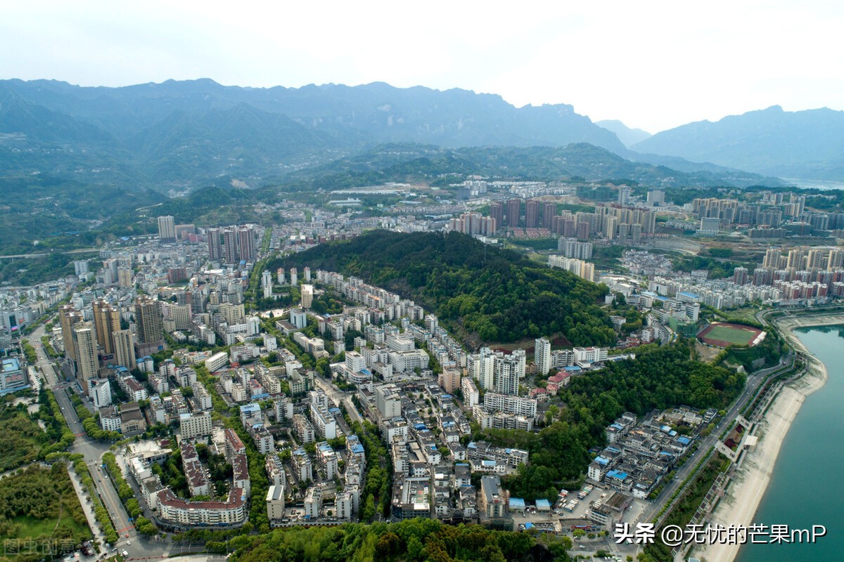 He jumped into the Miluo River holding a stone, leaving only a piece of ...