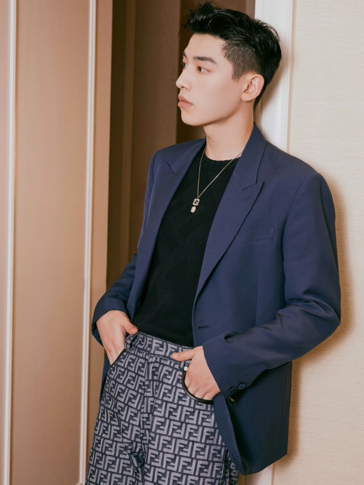 Xin Yunlai's suit is fashionable, it turns out that the back hair and ...