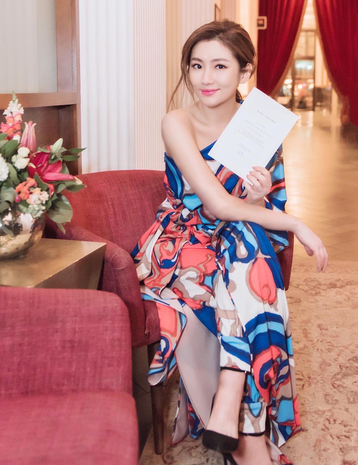 Selina brought her boyfriend to the concert, showing a bright smile and ...