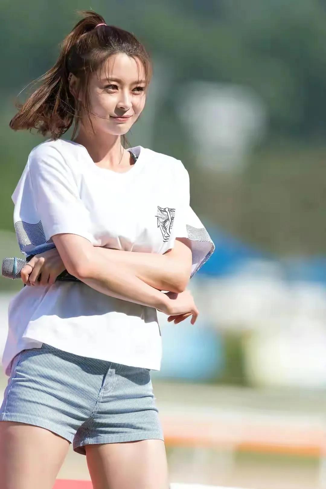 Kwon Nara is a beautiful woman with beautiful long legs. - iMedia