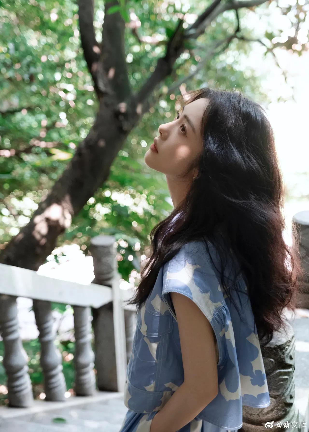 Cai Wenjing's lazy beauty - iNEWS