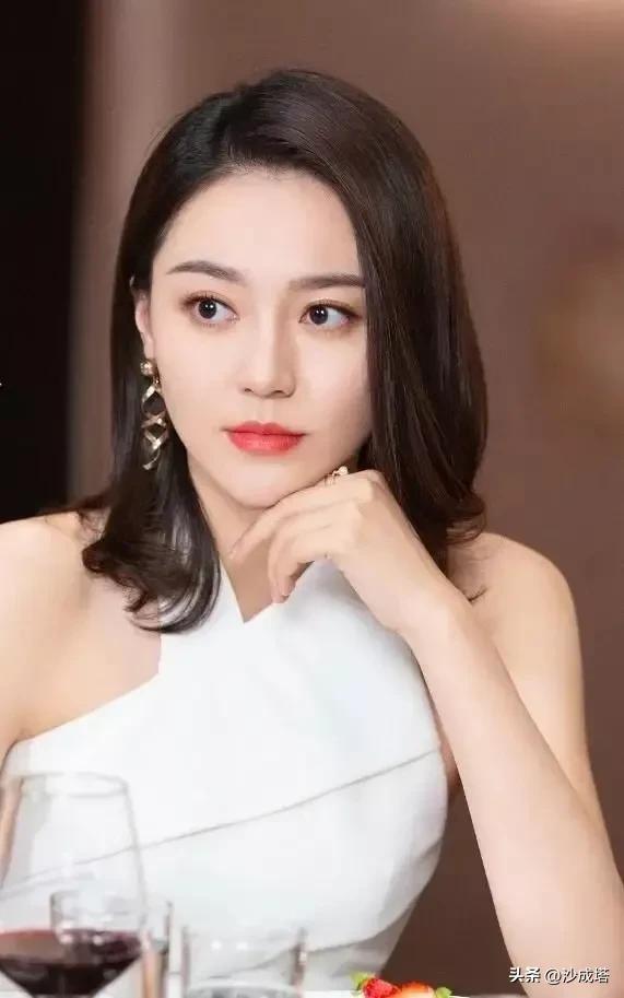 Sexy and charming Huang Mengying - iNEWS