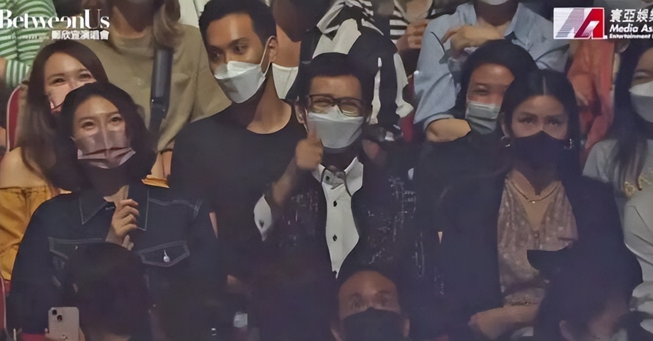 Official announcement? 35-year-old Zheng Xinyi posted an intimate photo with her rumored ...