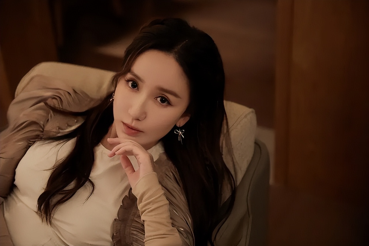 The face collapsed after plastic surgery, and then slowly recovered ...