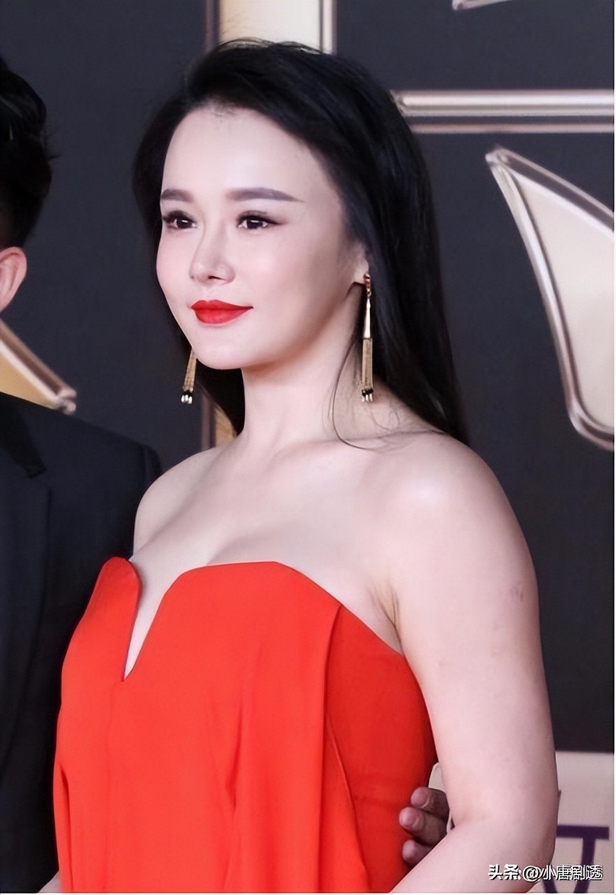 How plump is Ran Yingying? Wearing a tube top dress with half exposed ...