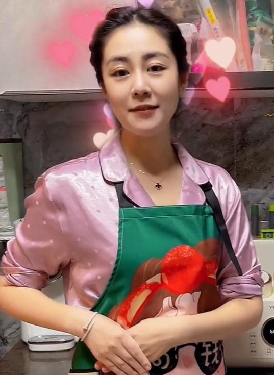 Wang Xiaomeng's 200 million mansion kitchen was exposed, wearing a 9W bracelet and 2W necklace ...