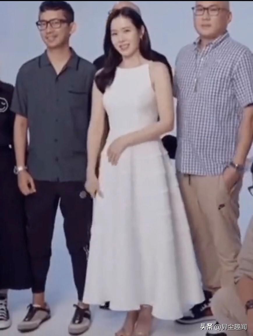 Son Ye-jin's first commercial shoot shows her pregnant belly bulging ...