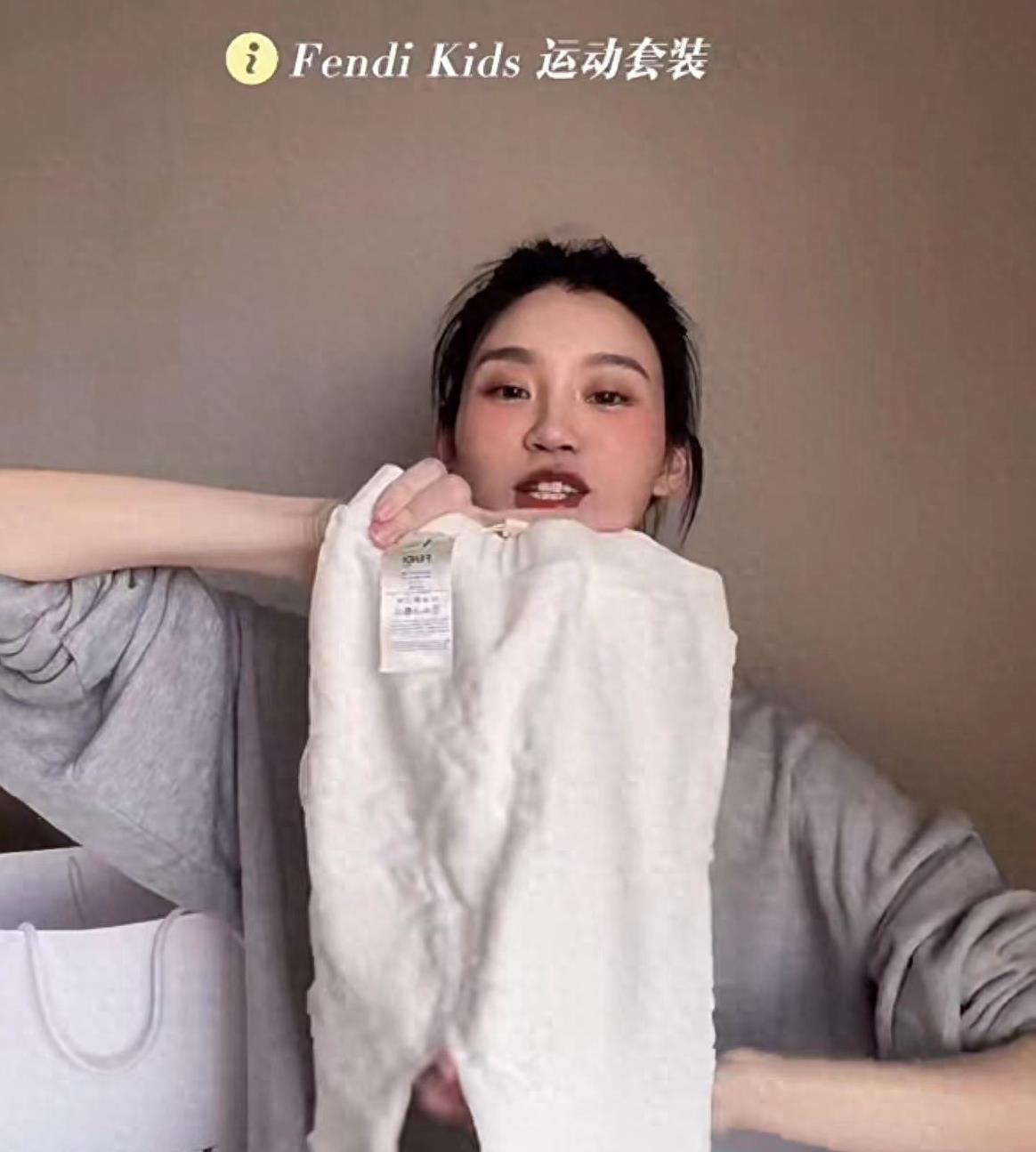 He Youjun's family portrait was exposed. His daughter was held by her ...