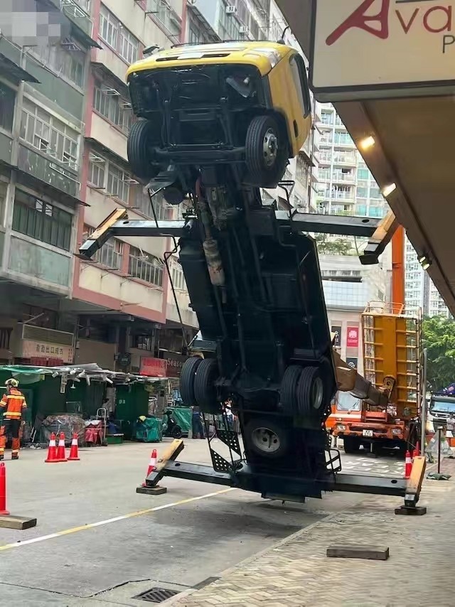 Another crew accident! 8 people were injured when the lift platform ...