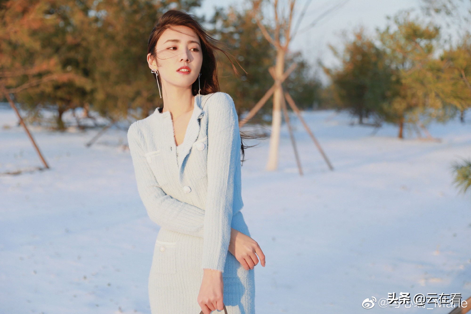 Beautiful actress Ma Xinrui takes pictures of the snow scene outdoors ...