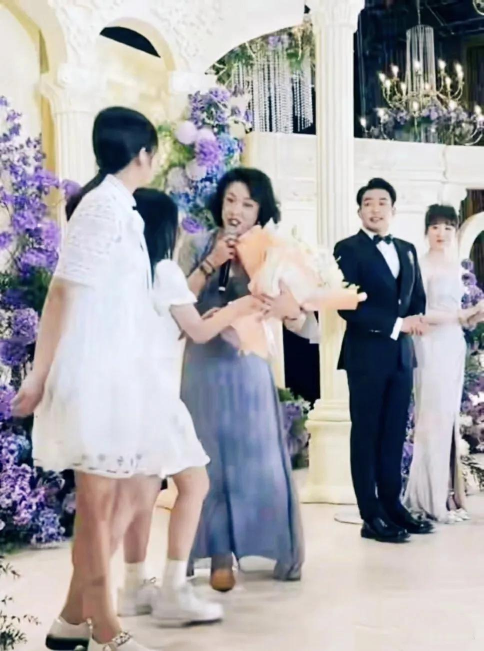 Jin Xing participated in the wedding of her goddaughter. Jin Xing had a strong presiding aura at ...