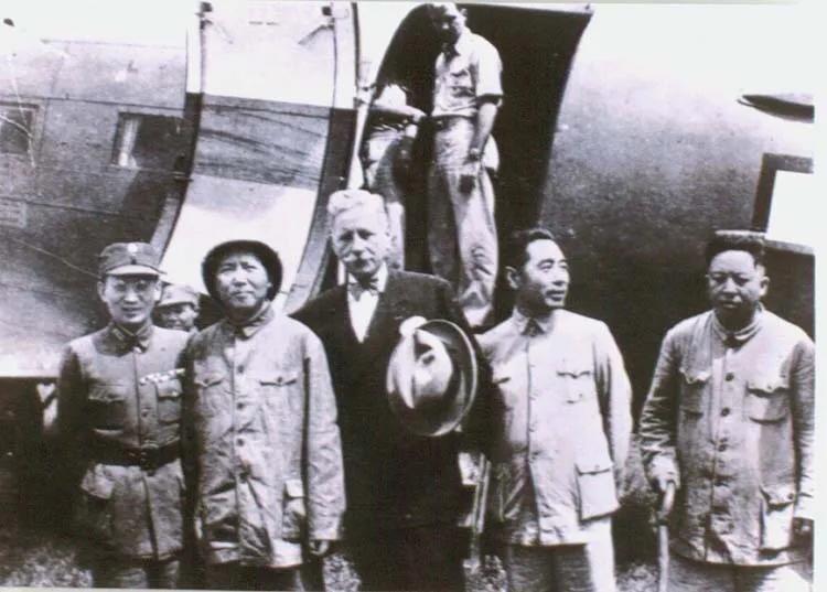 During the Chongqing negotiations in 1945, when Mao Zedong just got off ...
