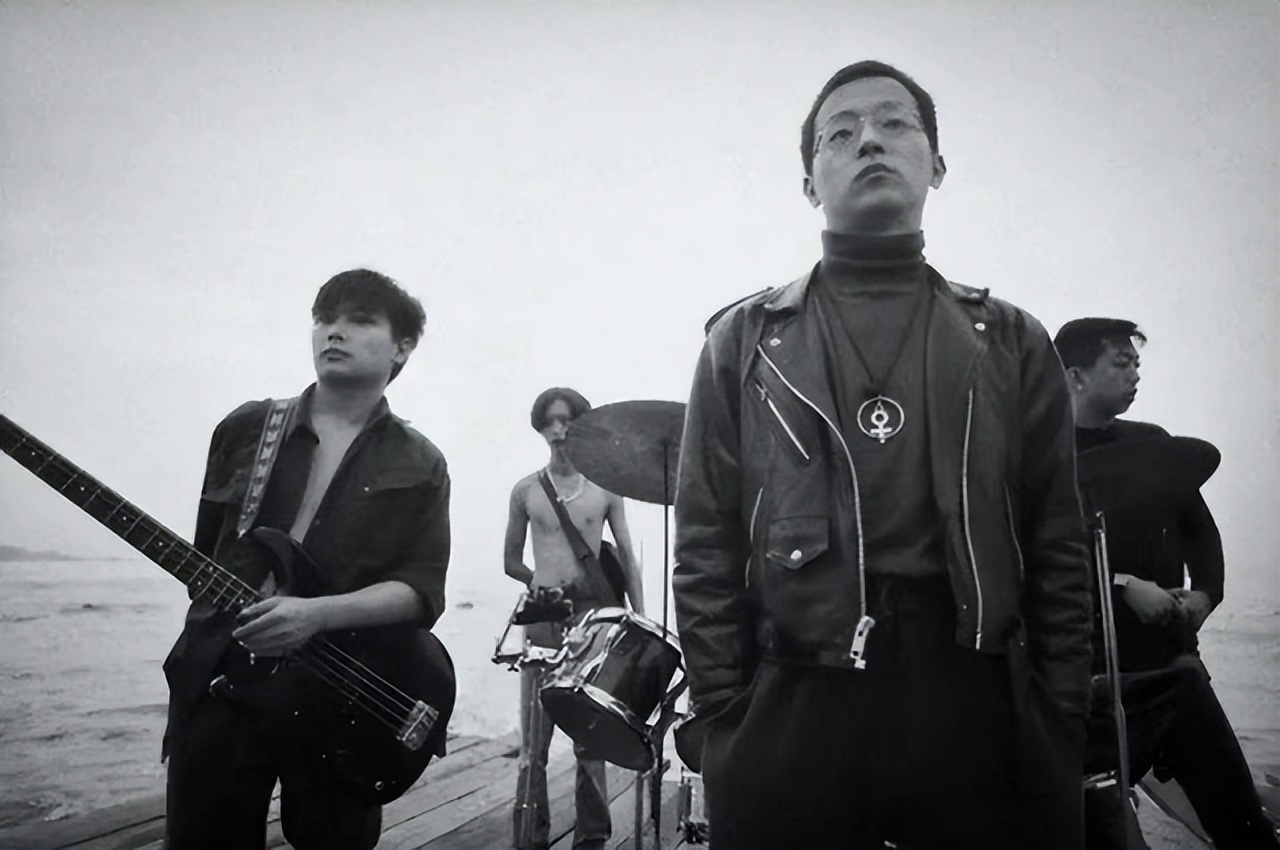 53-year-old Dou Wei's recent photo exposure: bald, greasy, unshaven ...