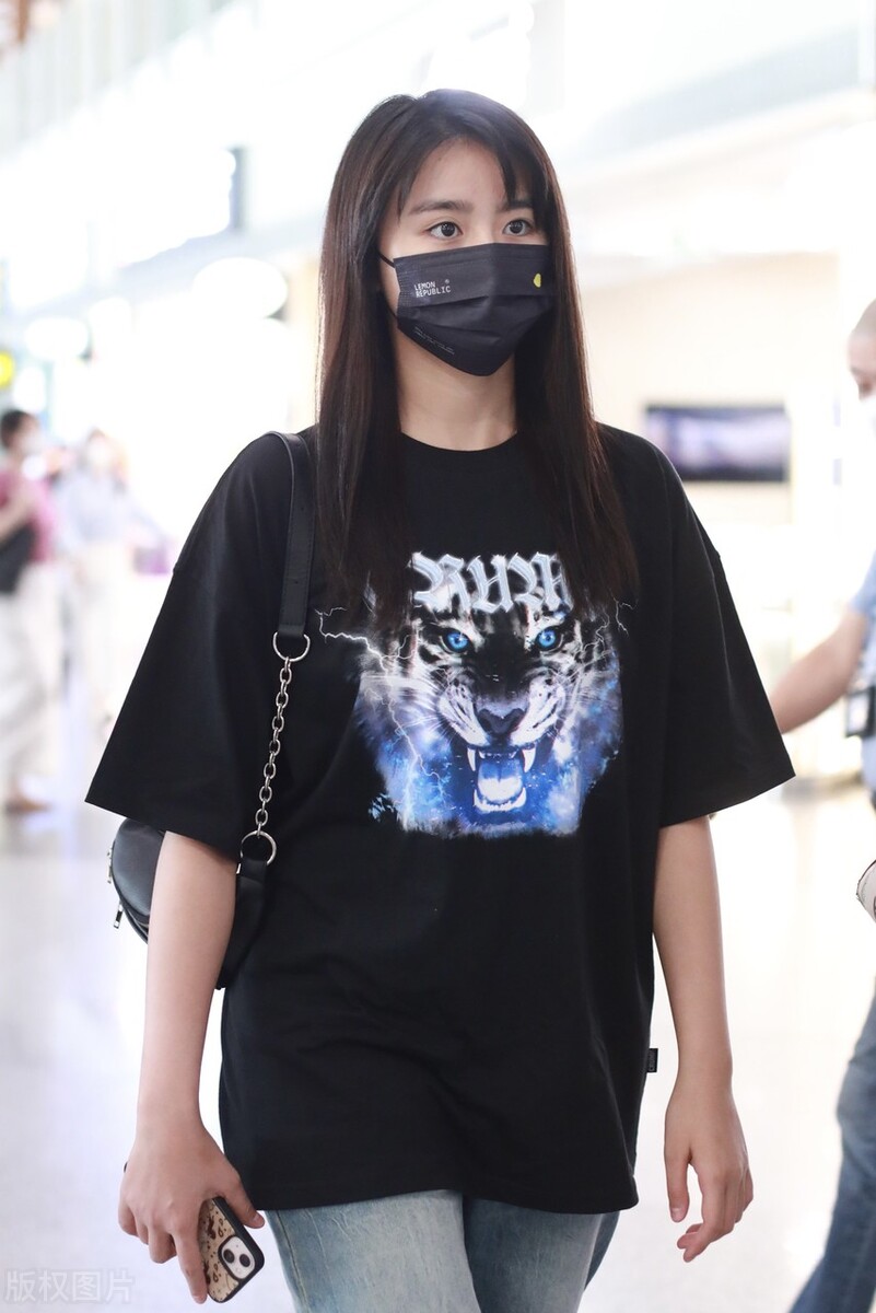 Jin Zihan's short-sleeved printed T-shirt and jeans look low-key and ...