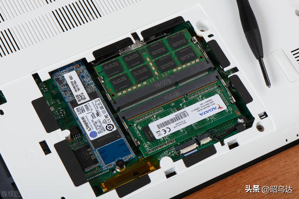 What is the difference between a solid state drive and a mechanical ...