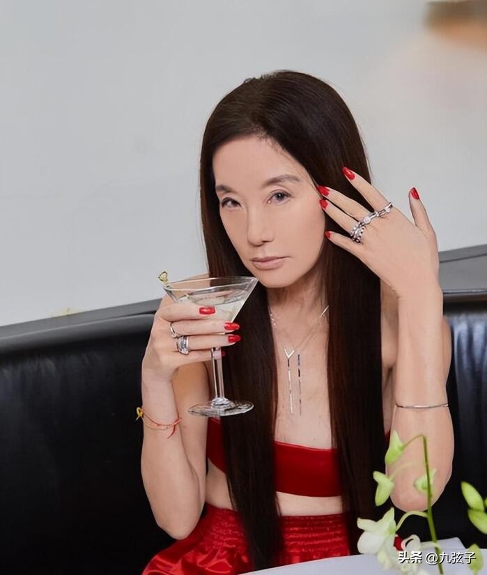 Stepping on "hate the sky" and changing her little boyfriend frequently, 73-year-old Wang Weiwei ...