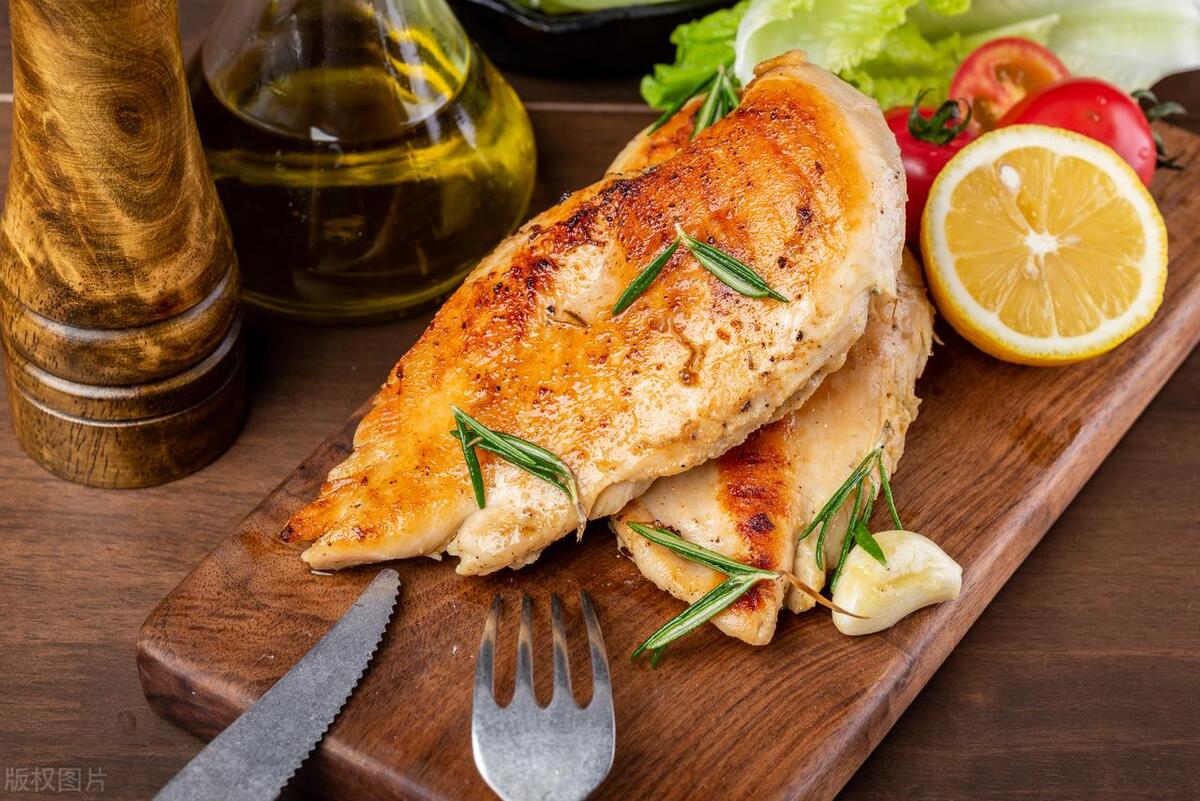 A new twist on dry-fried chicken, pour lemon juice on the chicken ...