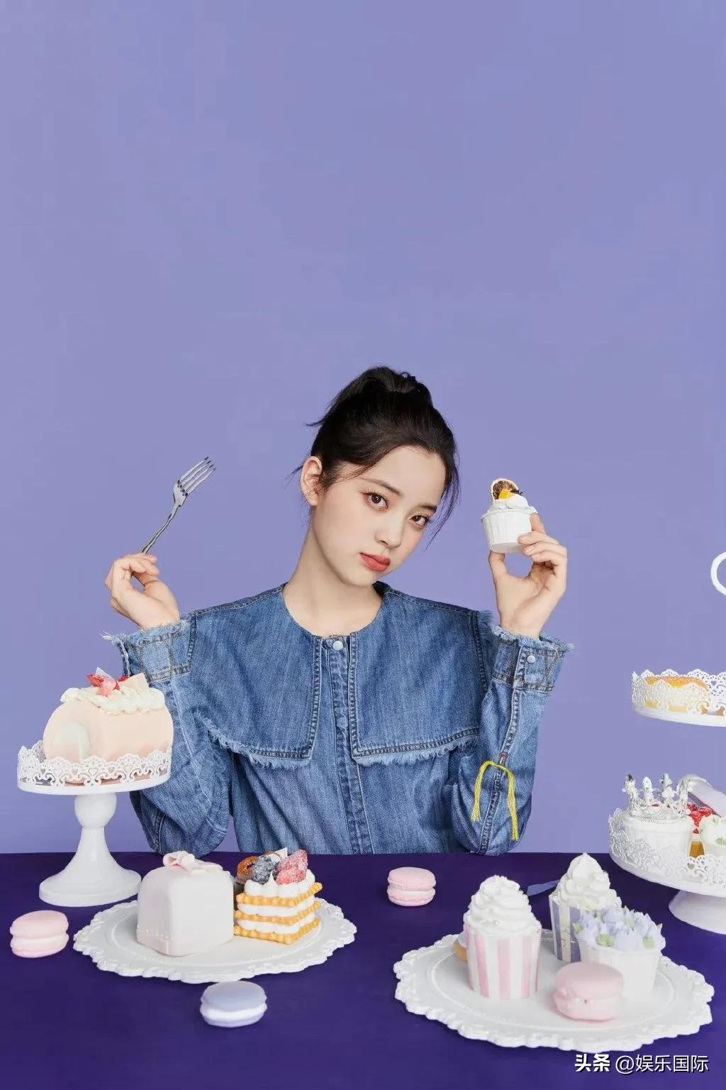 Ouyang Nana holding cake in hand - iNEWS
