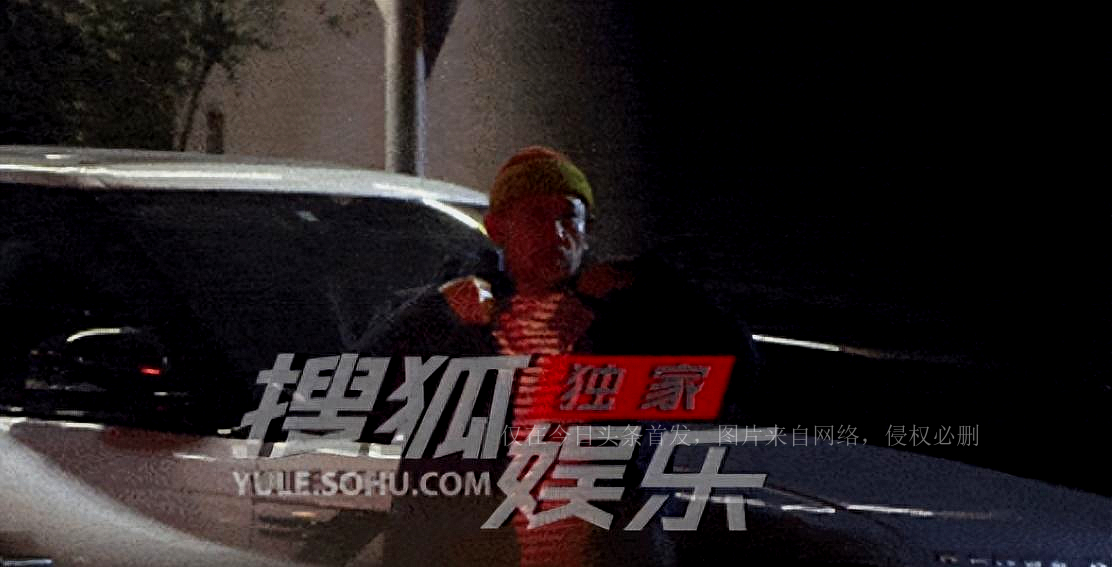 Jiang Wen took his family out for a dinner. His two sons are much ...