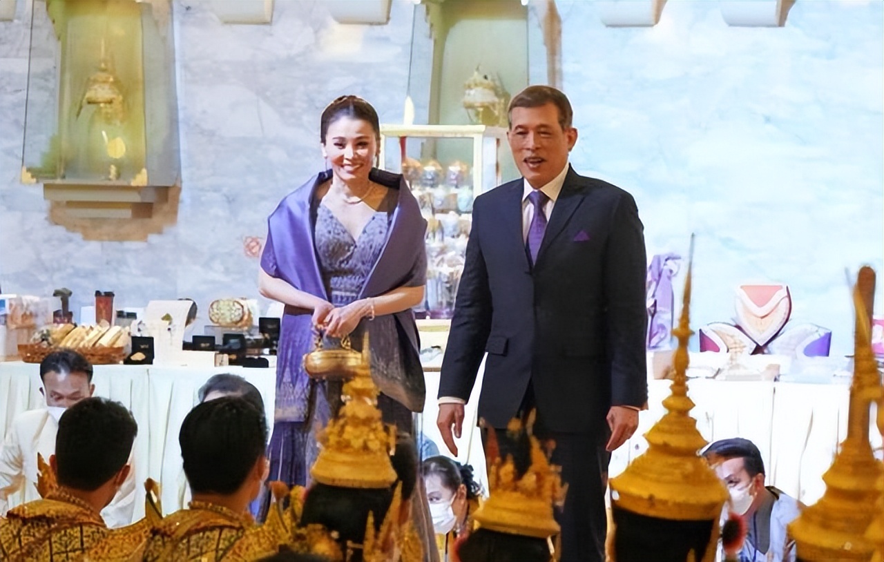 The 44-year-old Sutida is gentle to the bones, showing off her figure ...