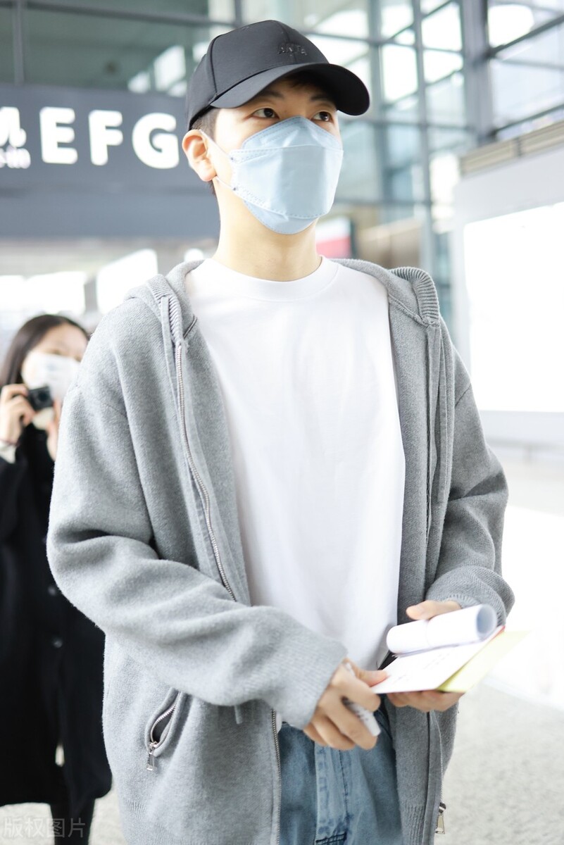 Hu Xia appeared handsome and stylish in a gray coat with a white T at ...