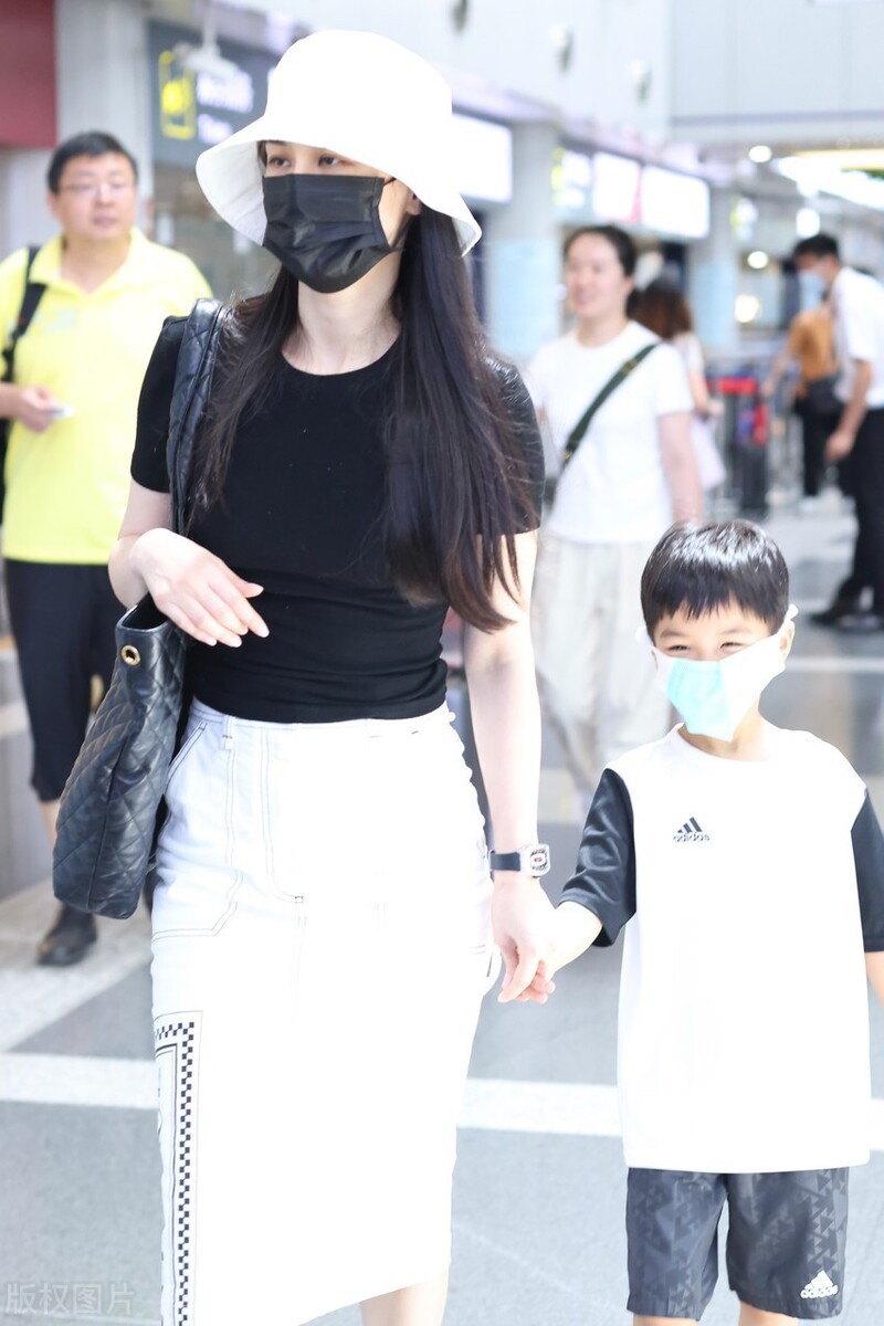 Huang Shengyi and his son showed up at the airport hand in hand, the ...