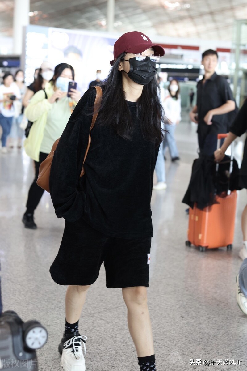 Linghua appeared at Beijing Airport in a low-key manner - iNEWS