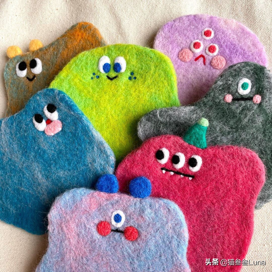The wool felt monster in the artist's hand is too cute - iNEWS