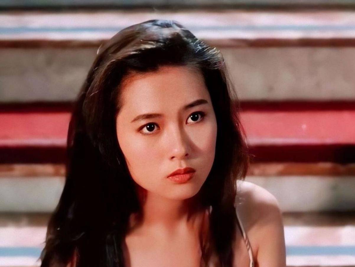 56-year-old Hong Kong star Li Lizhen appeared on the street to play and ...