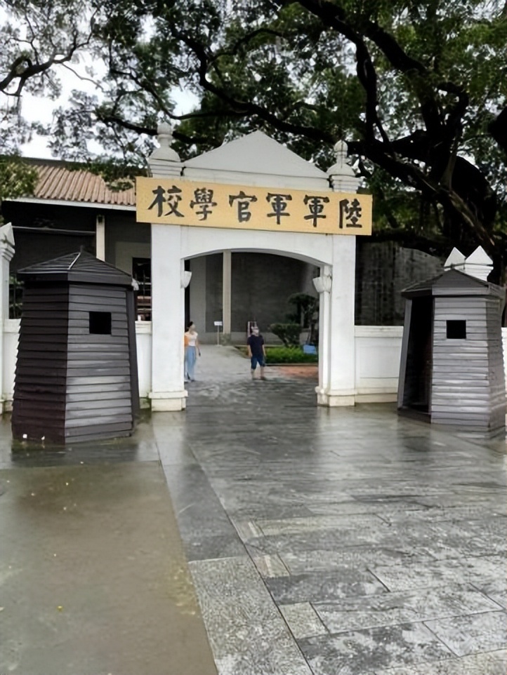 In 1981, Du Yuming confessed to Guo Rugui that he knew his identity a ...