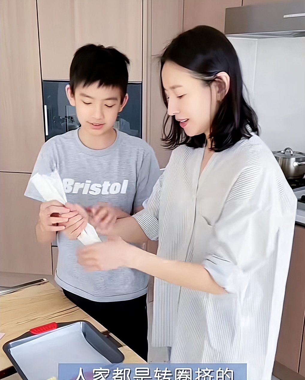 Dingding grew into "Small Yang Yang", the interaction between Dong Jie ...