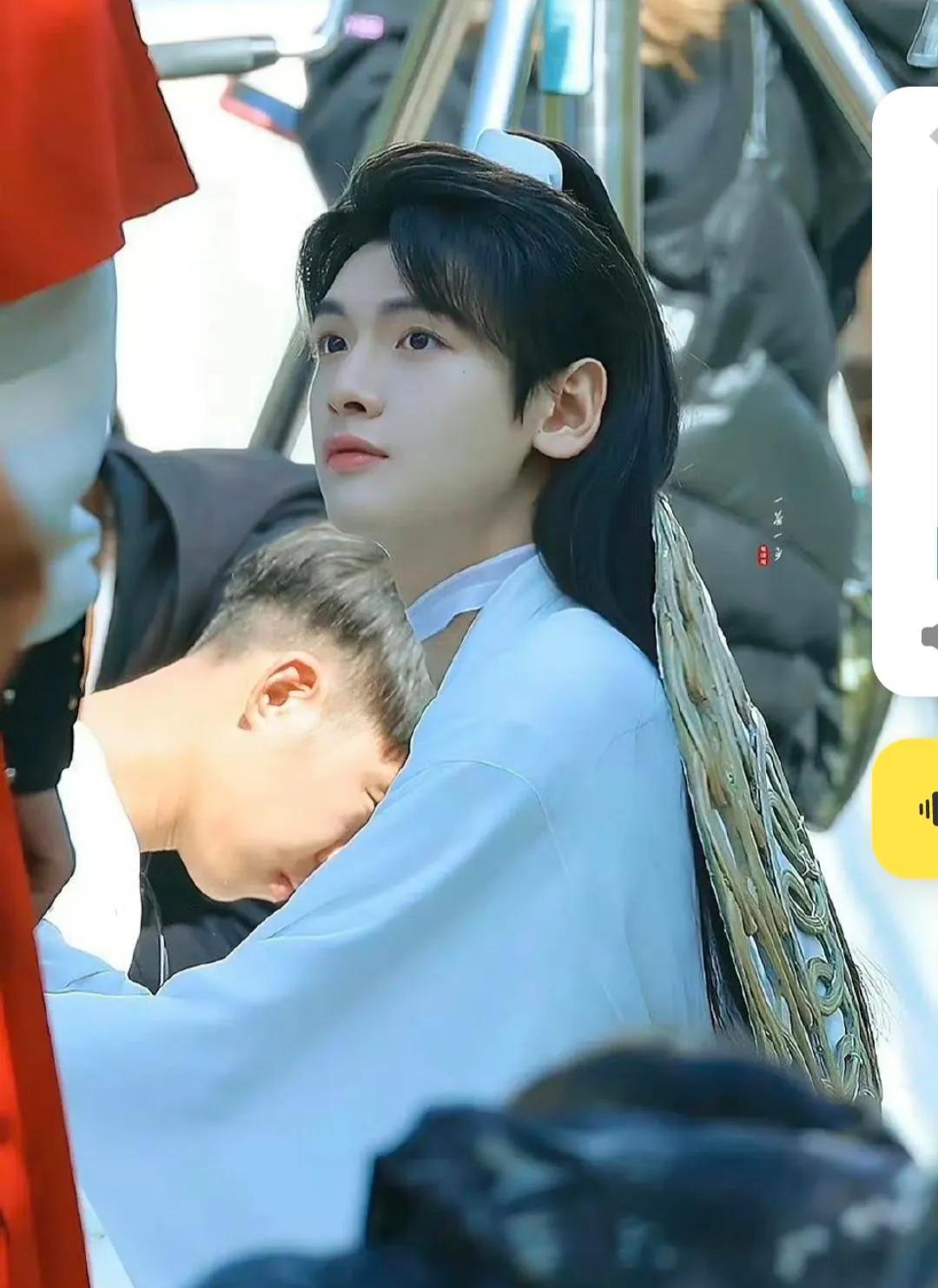 Zhang Linghe in "God's Blessing" stands with the actor who plays Xie Lian, feeling full of CP ...