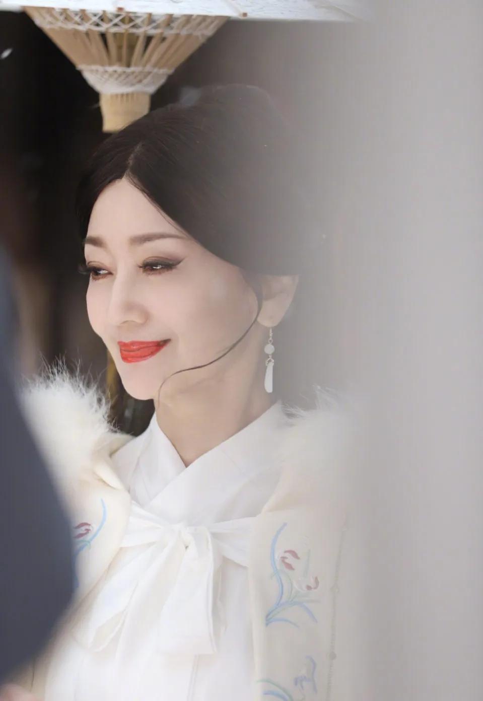 Zhao Yazhi posted a post on Weibo in white clothes and ancient costumes ...