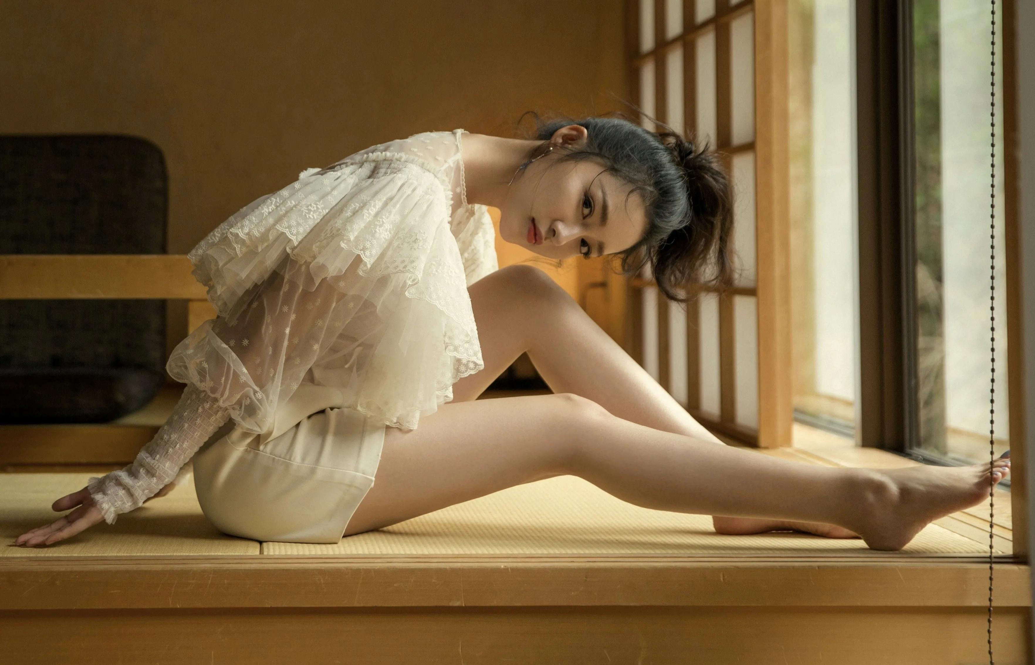 Li Qin's home photos show beautiful legs, these feet are really small - iMedia