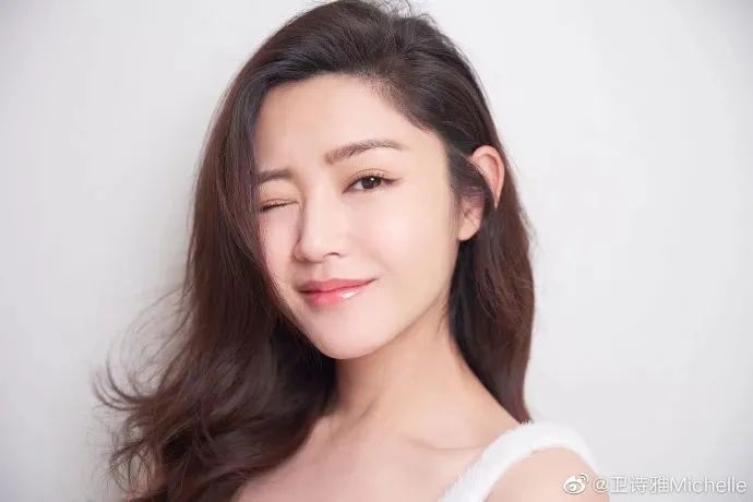 Hong Kong beauty Wei Shiya shows off her fragrant shoulders in a white ...