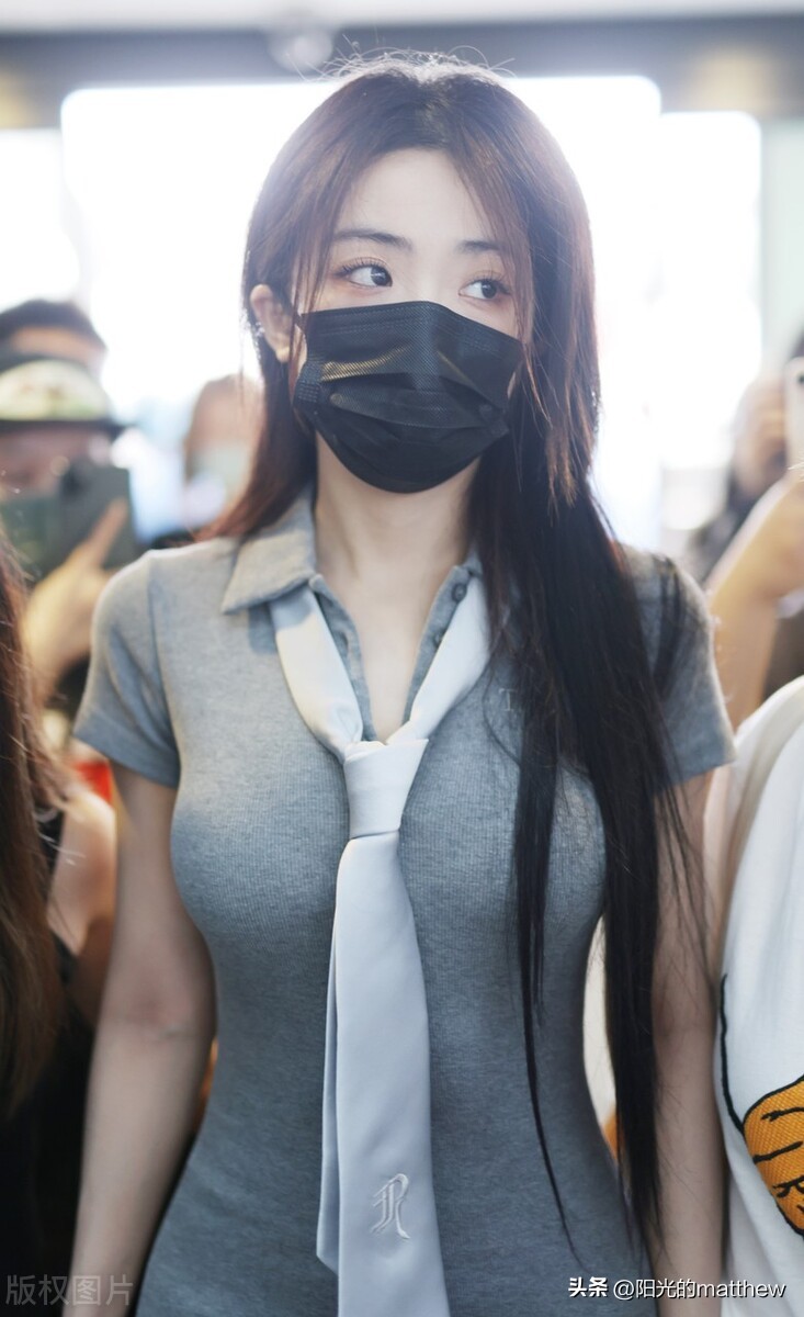 Street shooting: Yu Yan's long hair and shawl is dignified and ...