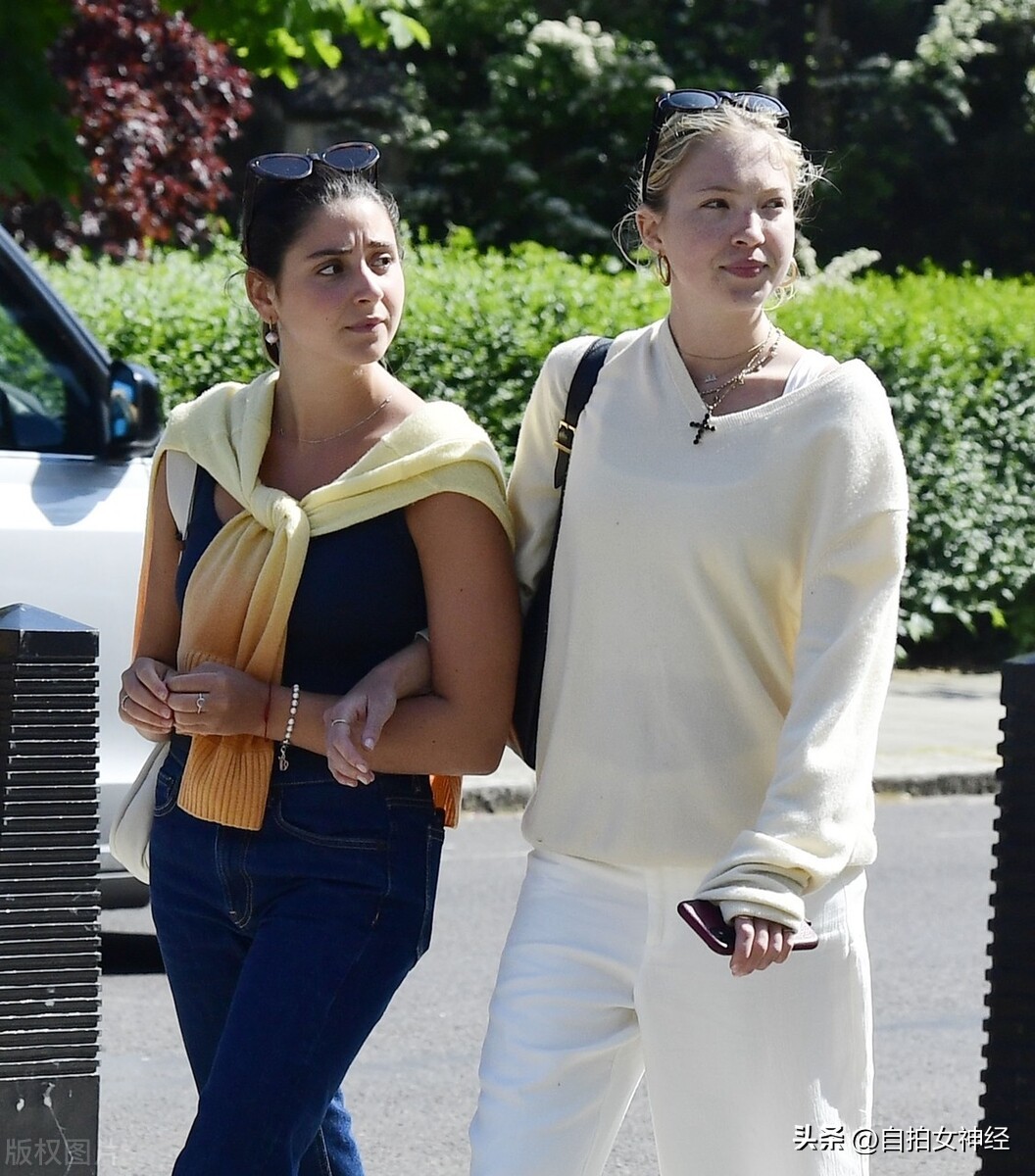 Kate Moss daughter Leila Moss walks with friends on the streets of ...