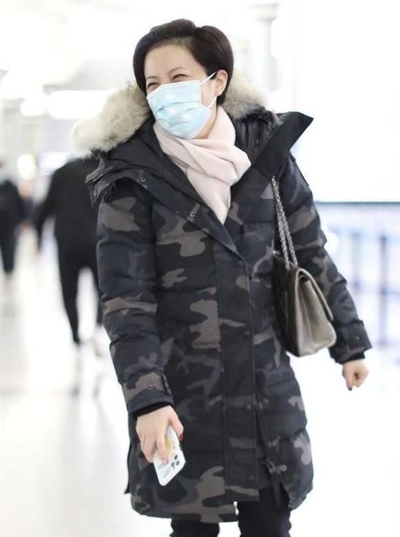 Jin Ming wears it casually in private, with a long coat and slacks to ...